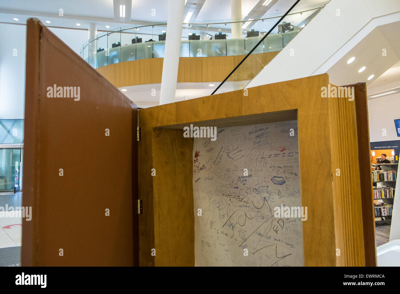 Giant book shelf hi-res stock photography and images - Alamy