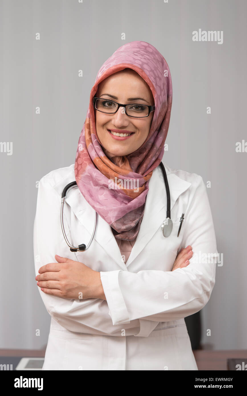 Muslim female doctor hi-res stock photography and images - Alamy