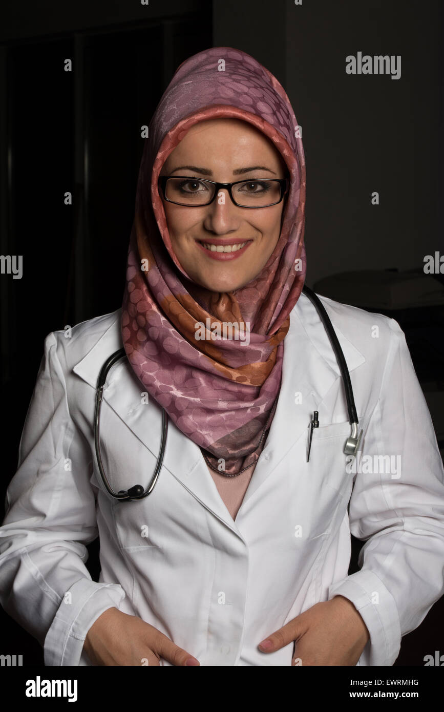 Female doctor muslim woman hi-res stock photography and images - Alamy