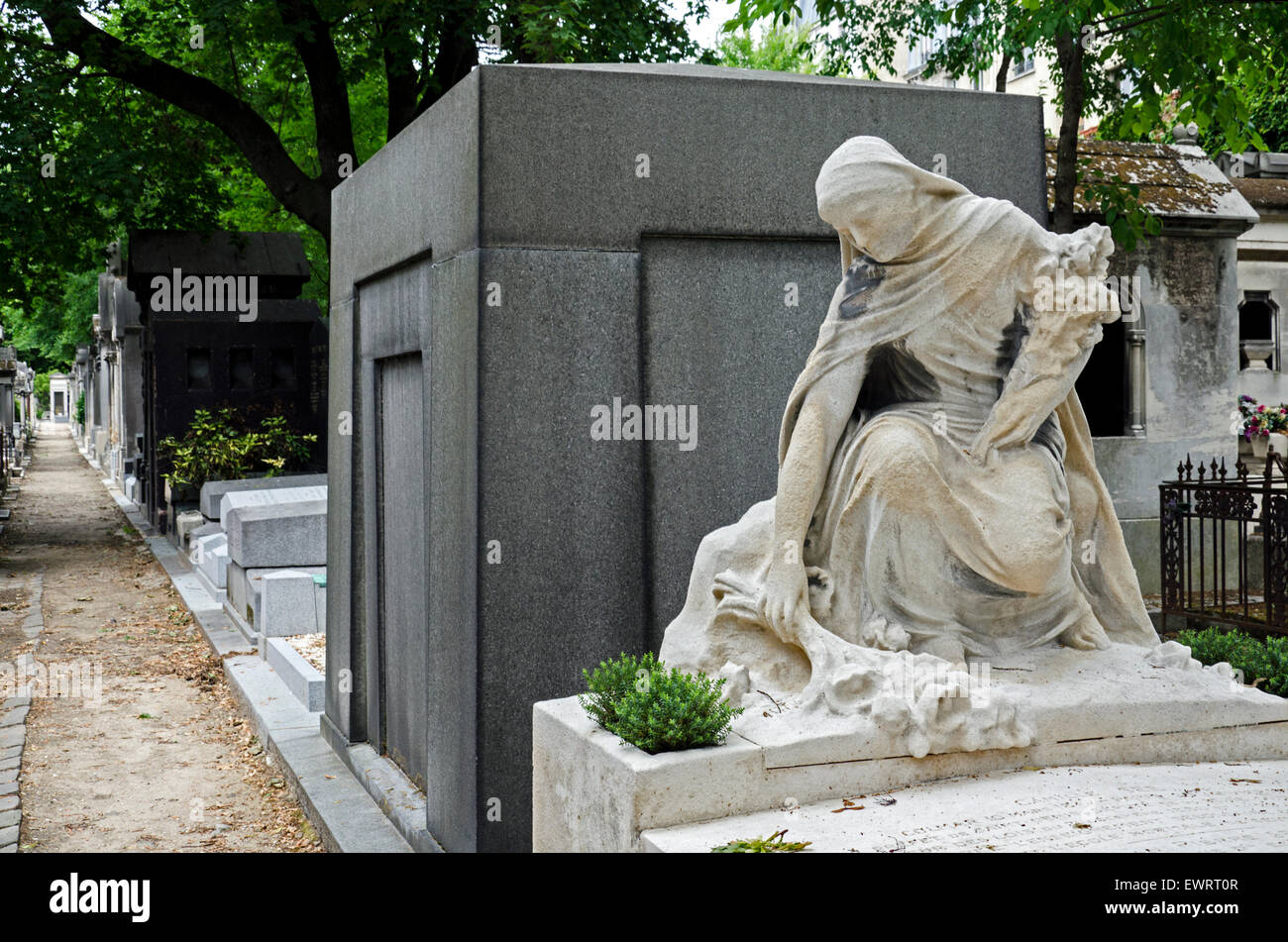 Grieving statue hi-res stock photography and images - Alamy