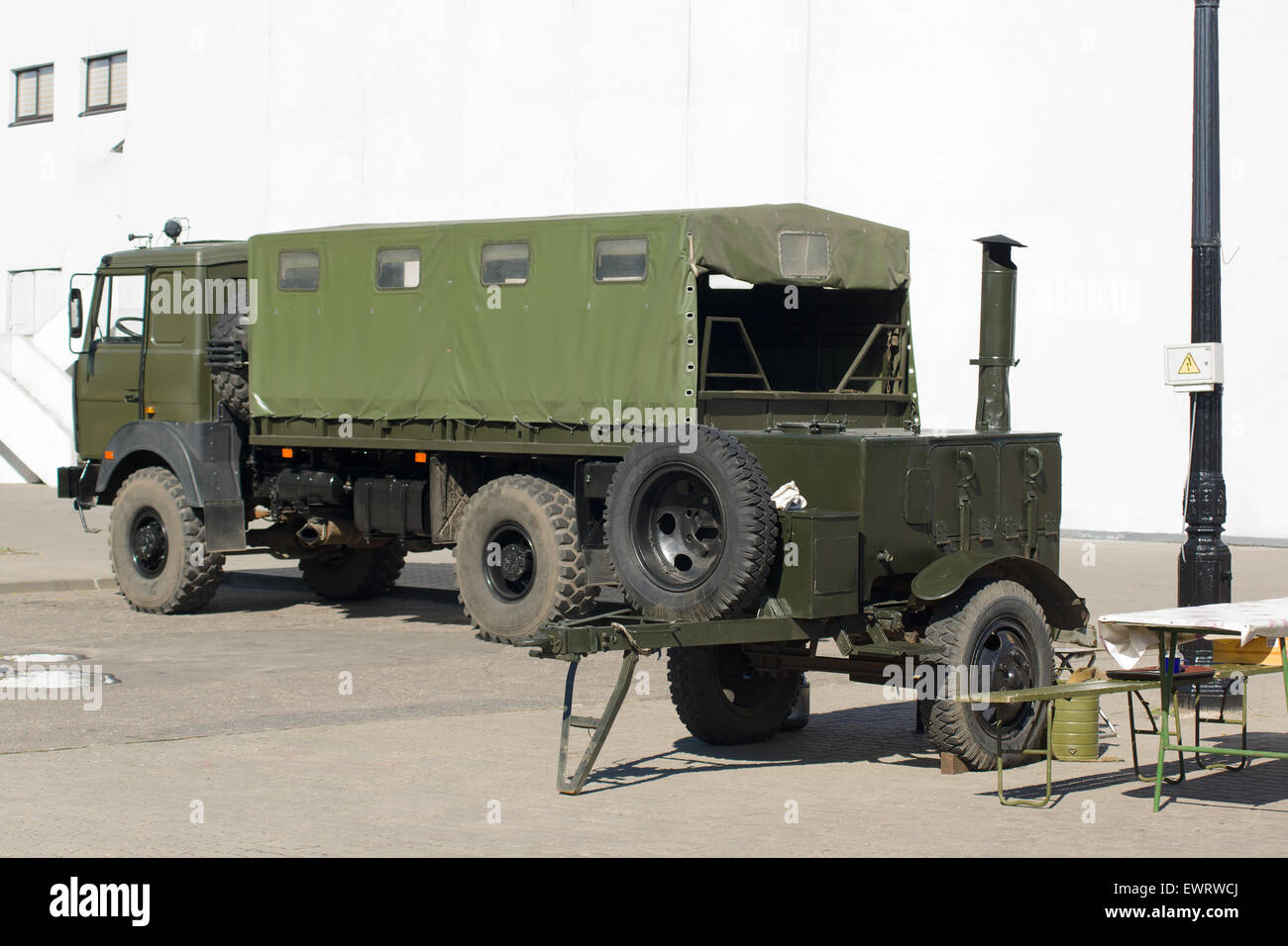 Army kitchen hi-res stock photography and images - Alamy