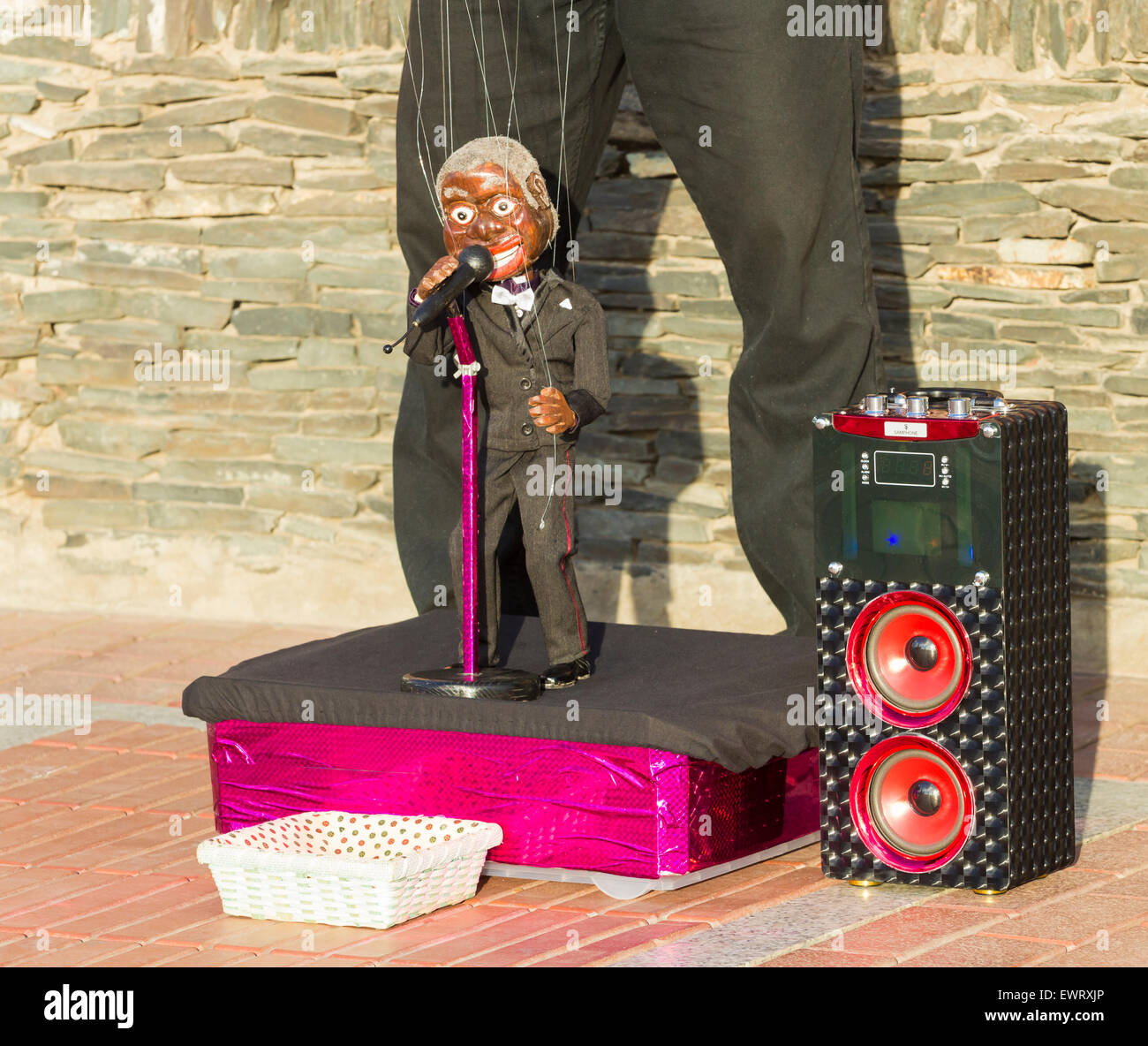 Busker singing hi-res stock photography and images - Alamy