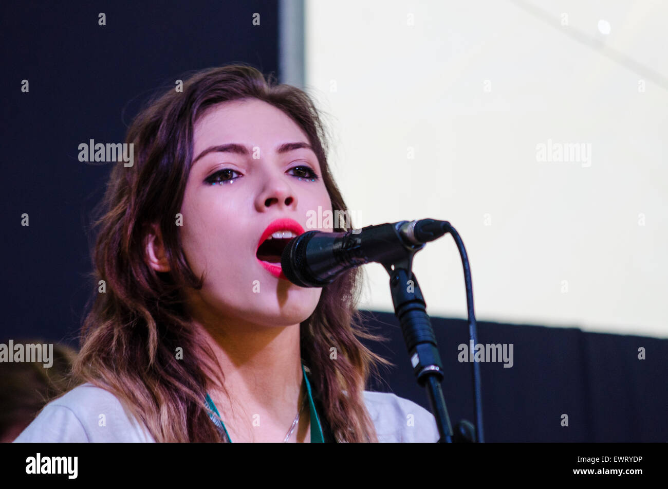 Ellie Rose singing with Shaun Buswell's Pilton Pop-Up Orchestra on the ...