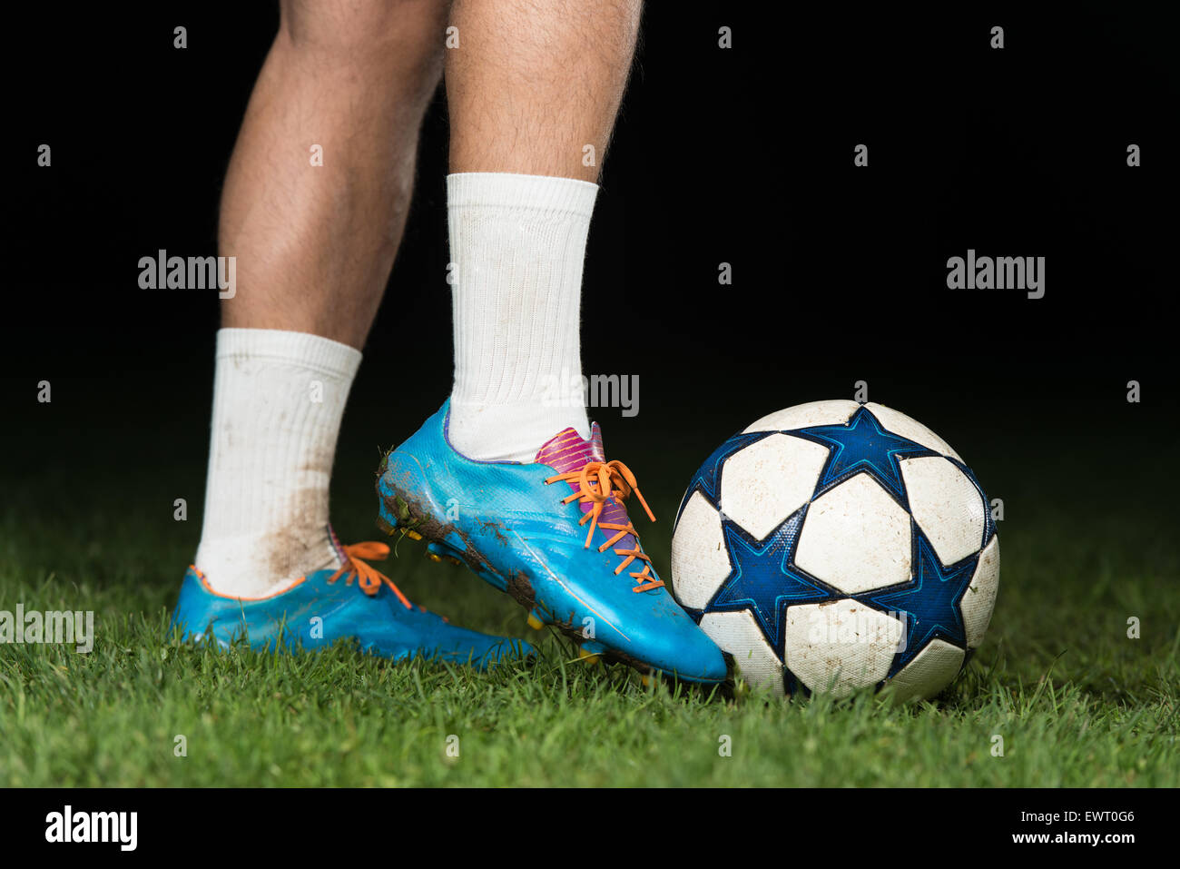Play soccer legs hi-res stock photography and images - Alamy