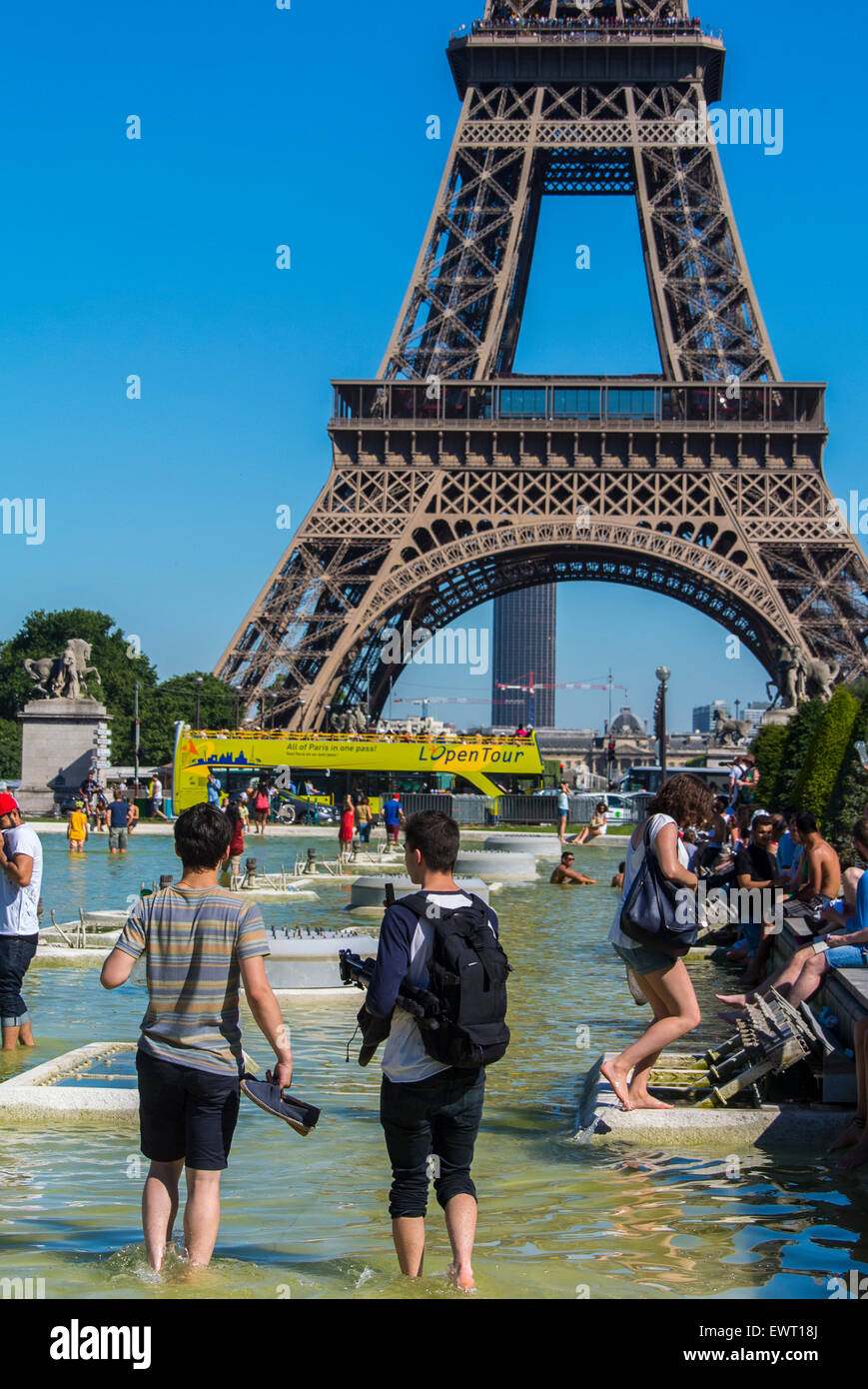 Tourists enjoying summer heat wave hi-res stock photography and images ...