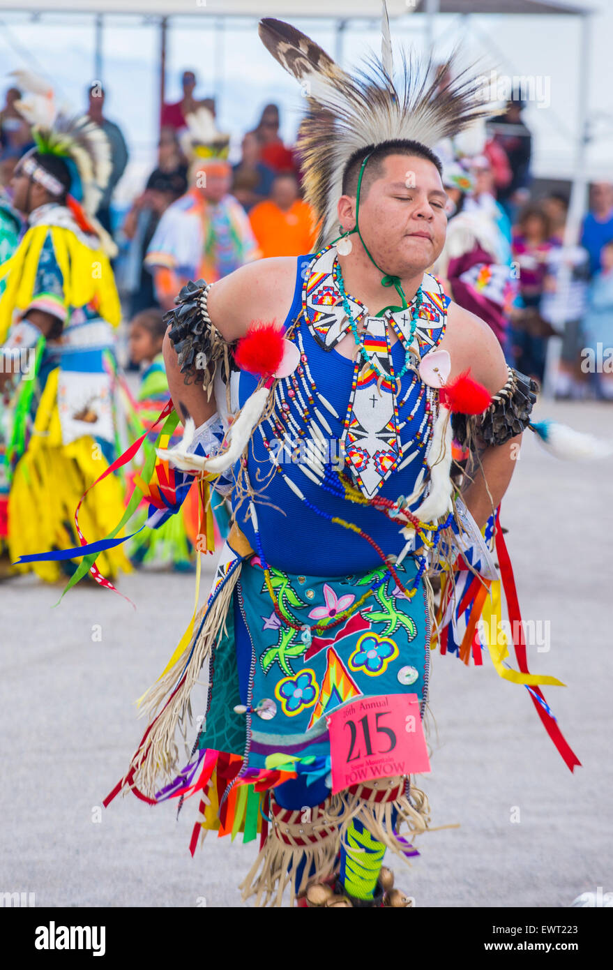 Regalia tribe dancing hi-res stock photography and images - Alamy