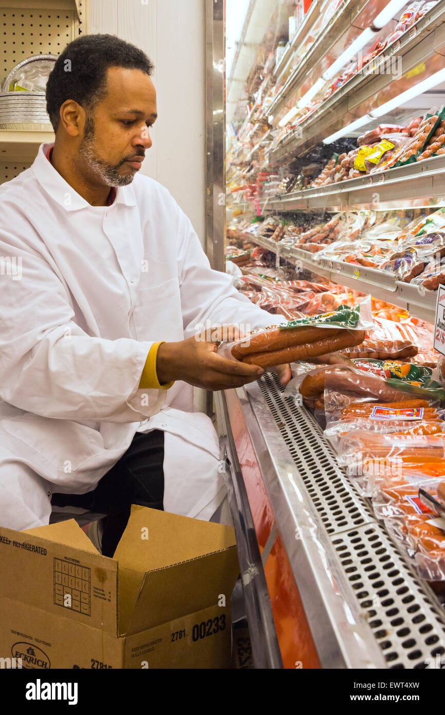 Retail store worker hi-res stock photography and images - Alamy