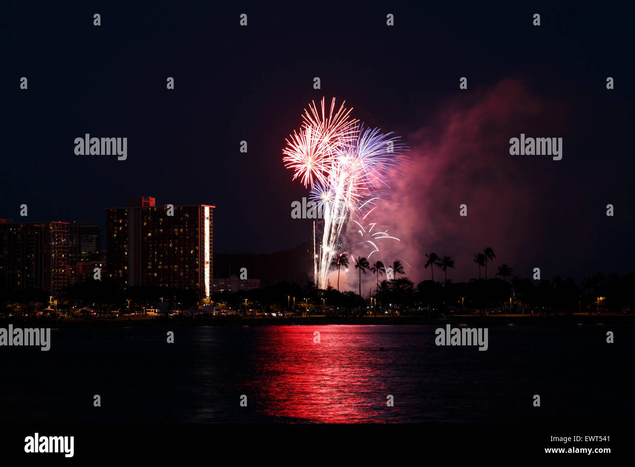 Waikiki beach fireworks hawaii hi-res stock photography and images - Alamy
