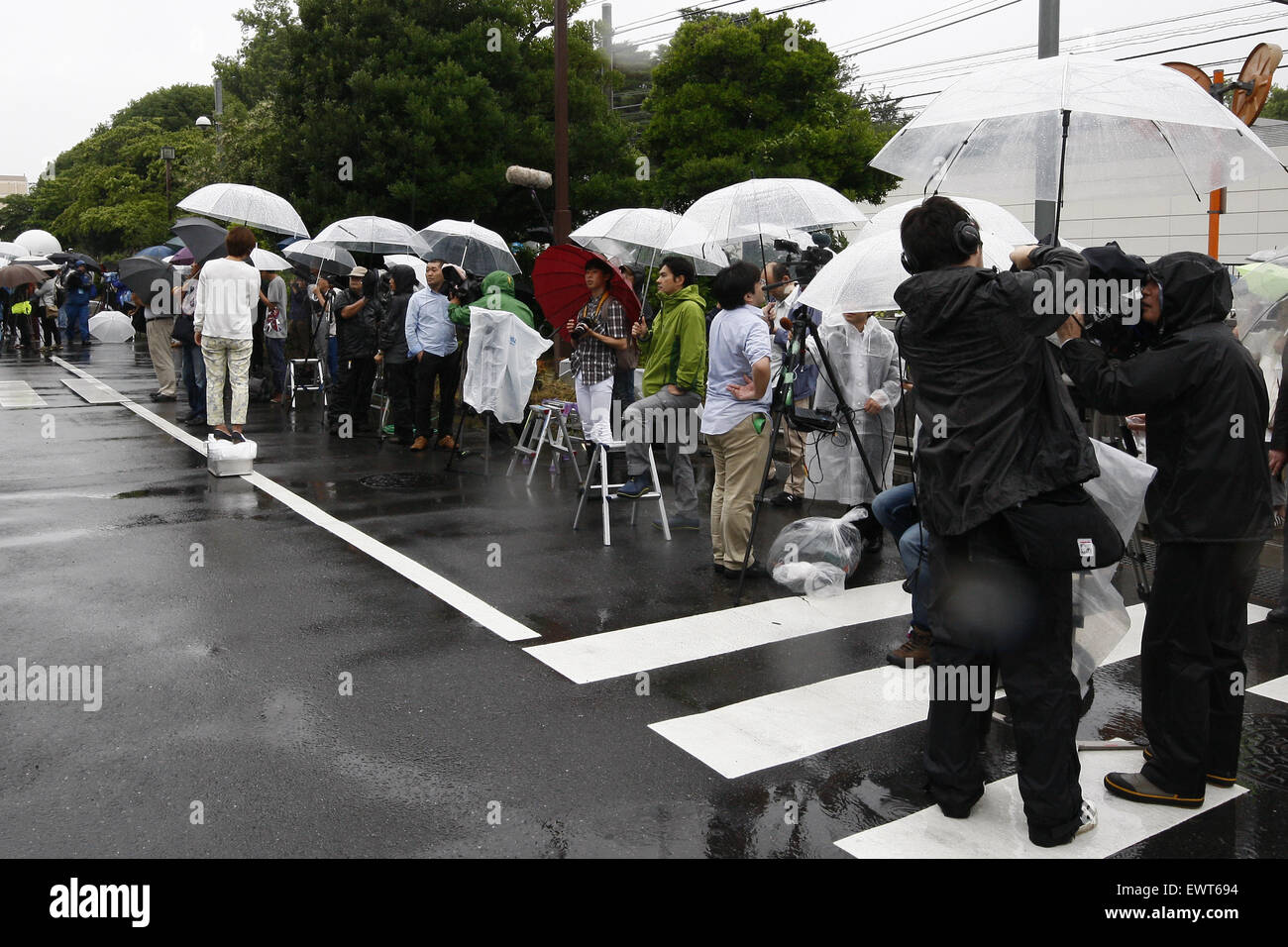 Tokyo, Japan. 1st July, 2015. People brave the rain to see the rare ...