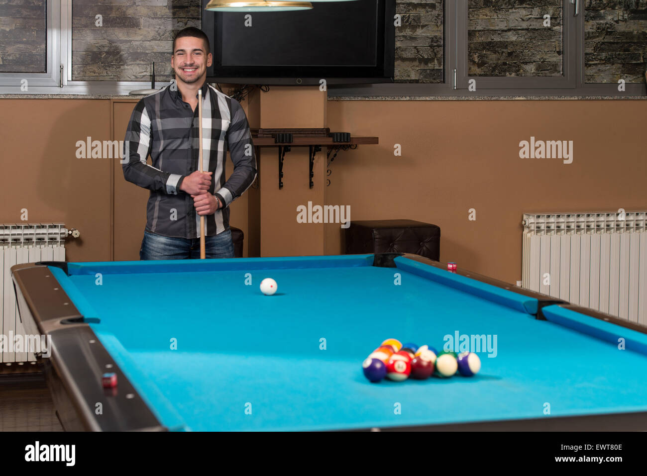 Man billiards hi-res stock photography and images - Alamy