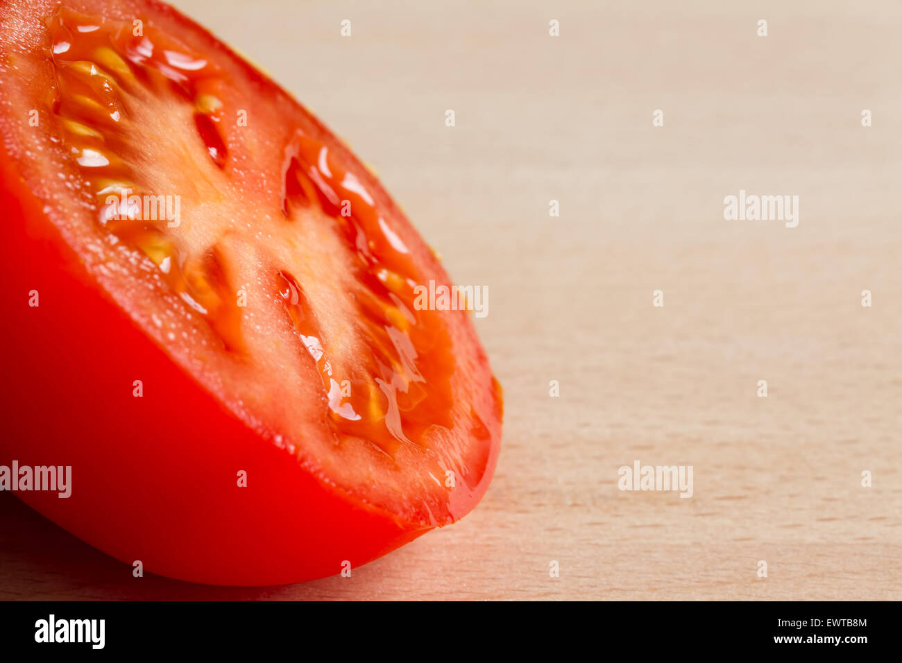 Red delicious tomato slice hi-res stock photography and images - Alamy