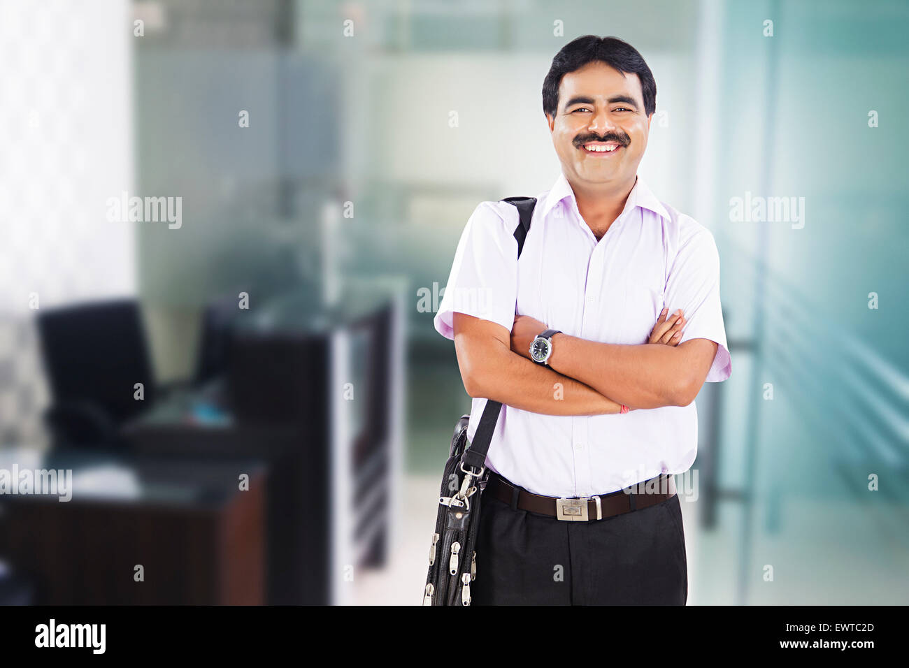 1 indian Salesperson man standing pose Stock Photo - Alamy