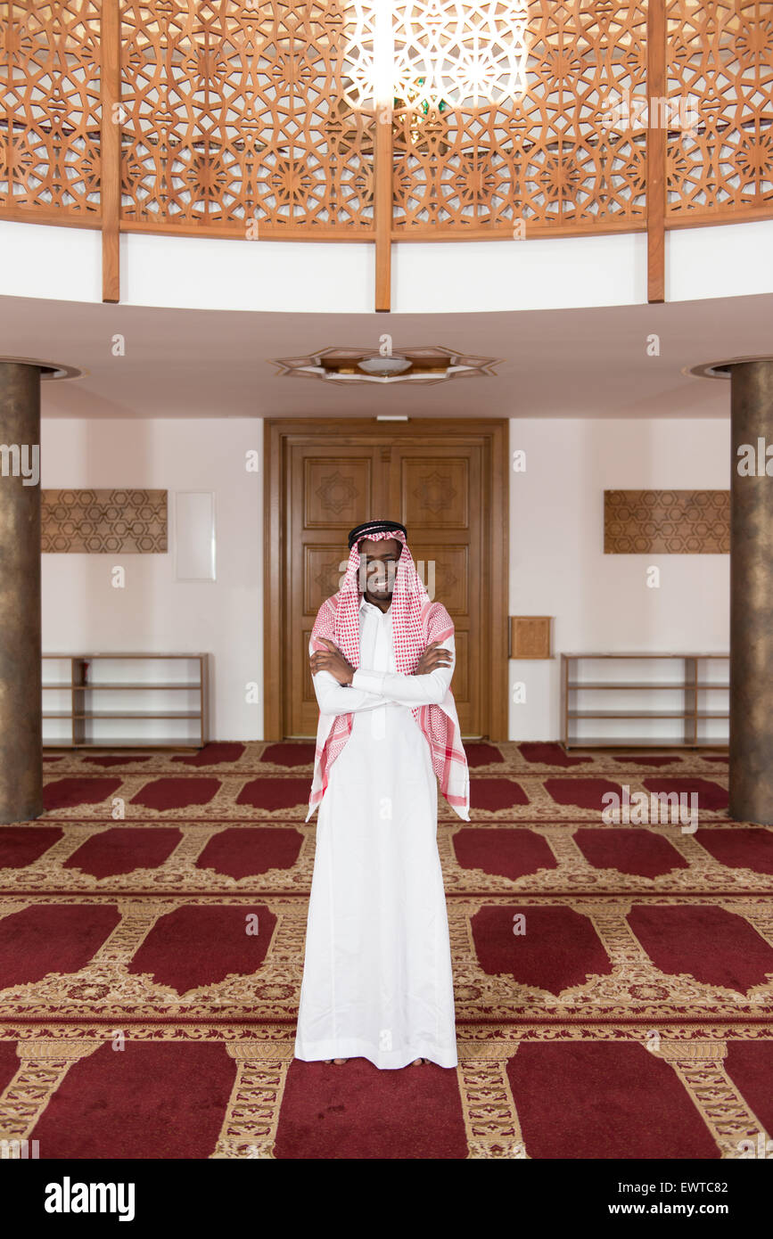 Young Businessman Wearing A Traditional Cap Dishdasha Stock Photo - Alamy