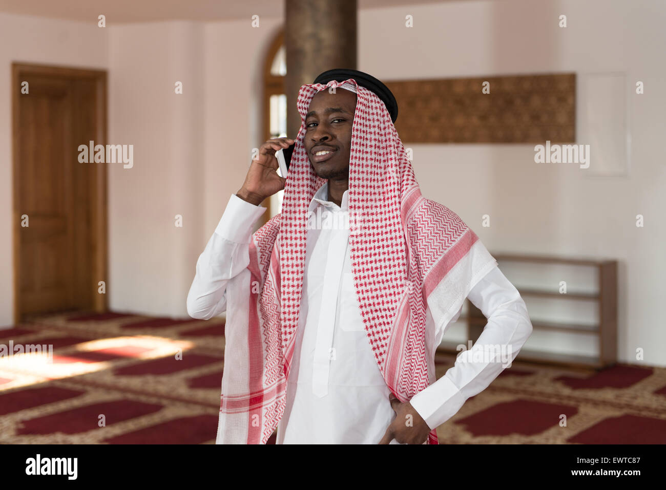 Arab Saudi Emirates Man Using A Smart Phone Stock Photo - Alamy