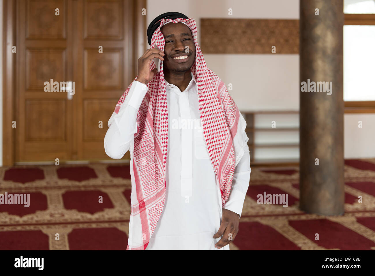 Arab Saudi Emirates Man Using A Smart Phone Stock Photo - Alamy