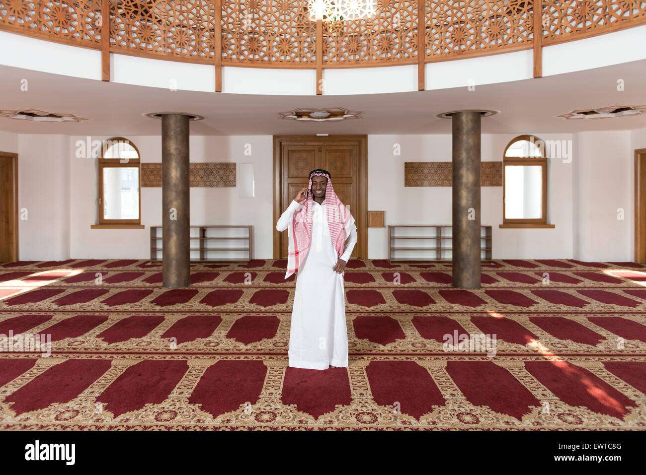 Arab Saudi Emirates Man Using A Smart Phone Stock Photo - Alamy