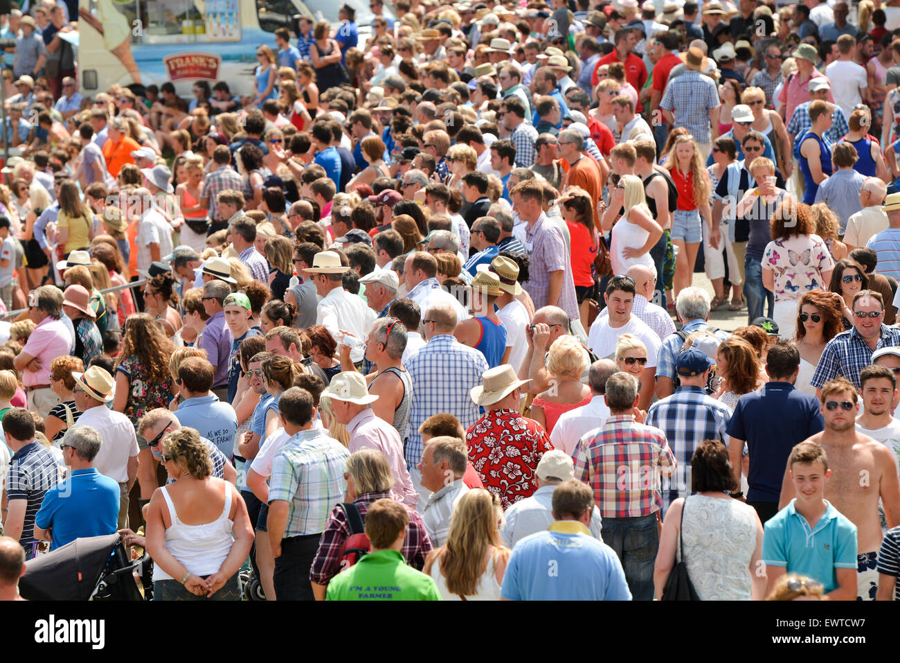 Large crowds hi-res stock photography and images - Alamy
