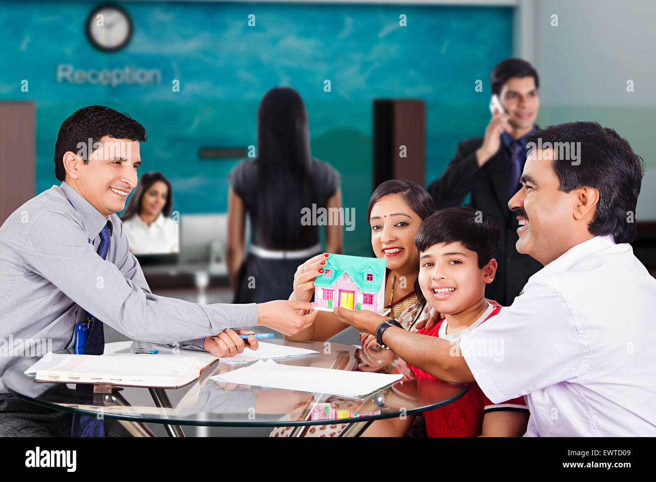 Customer and salesperson contract hi-res stock photography and images ...