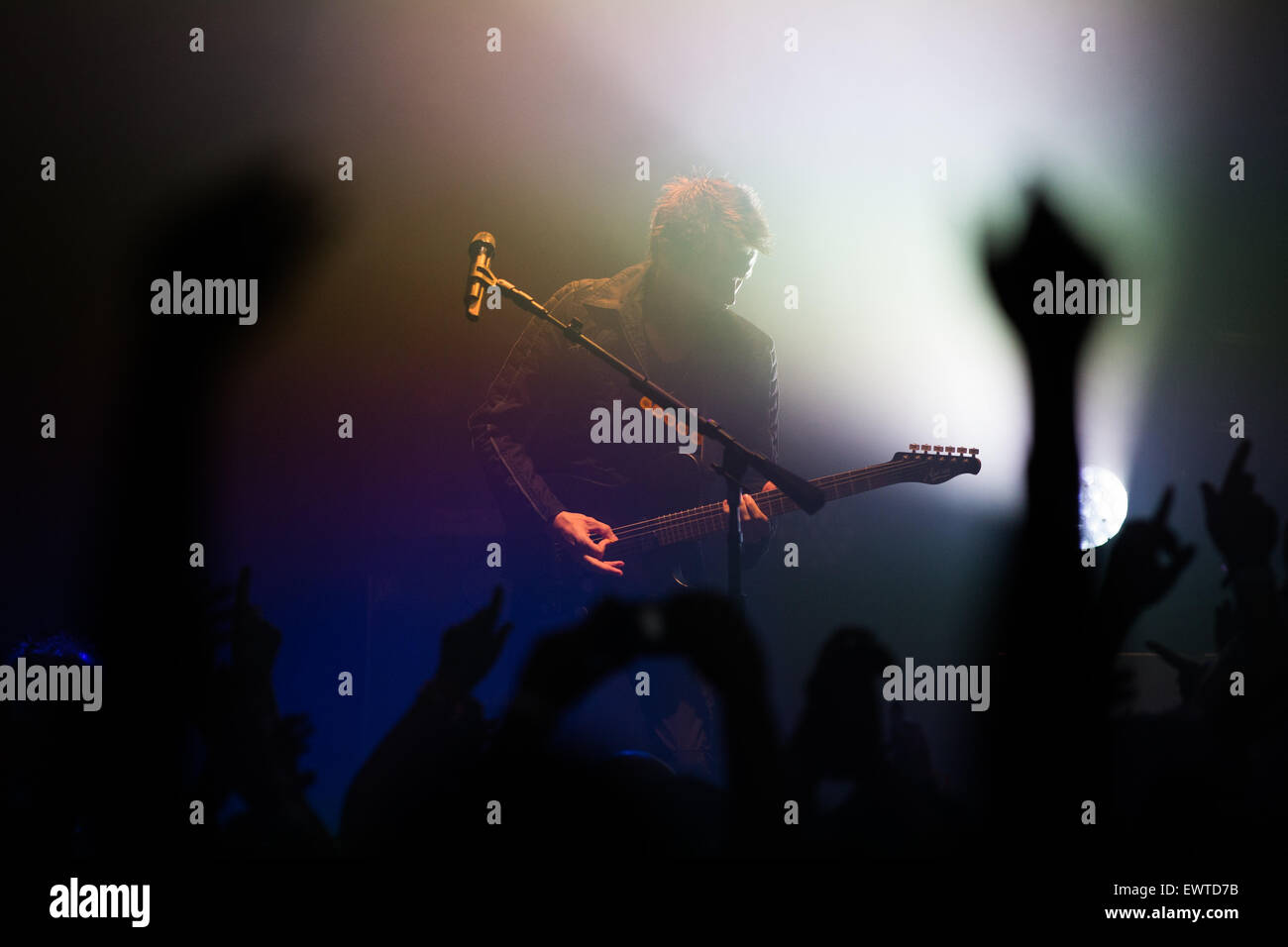 Intimate concert setting hi-res stock photography and images - Alamy