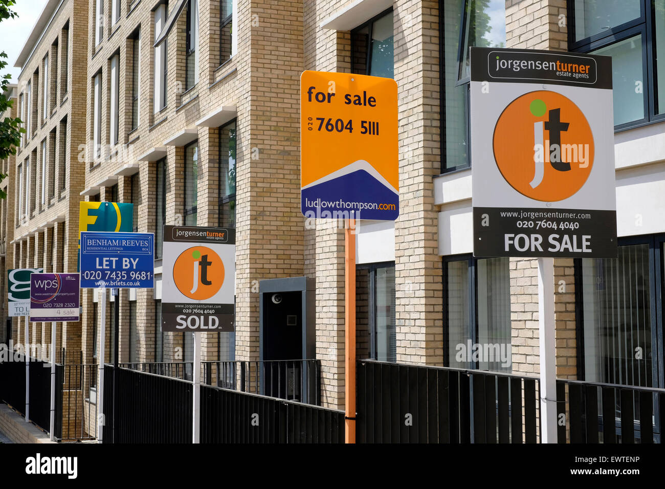 Agents sign hi-res stock photography and images - Alamy