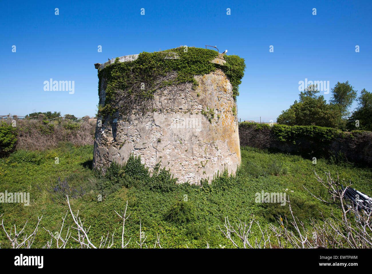 Ruined round tower hi-res stock photography and images - Alamy