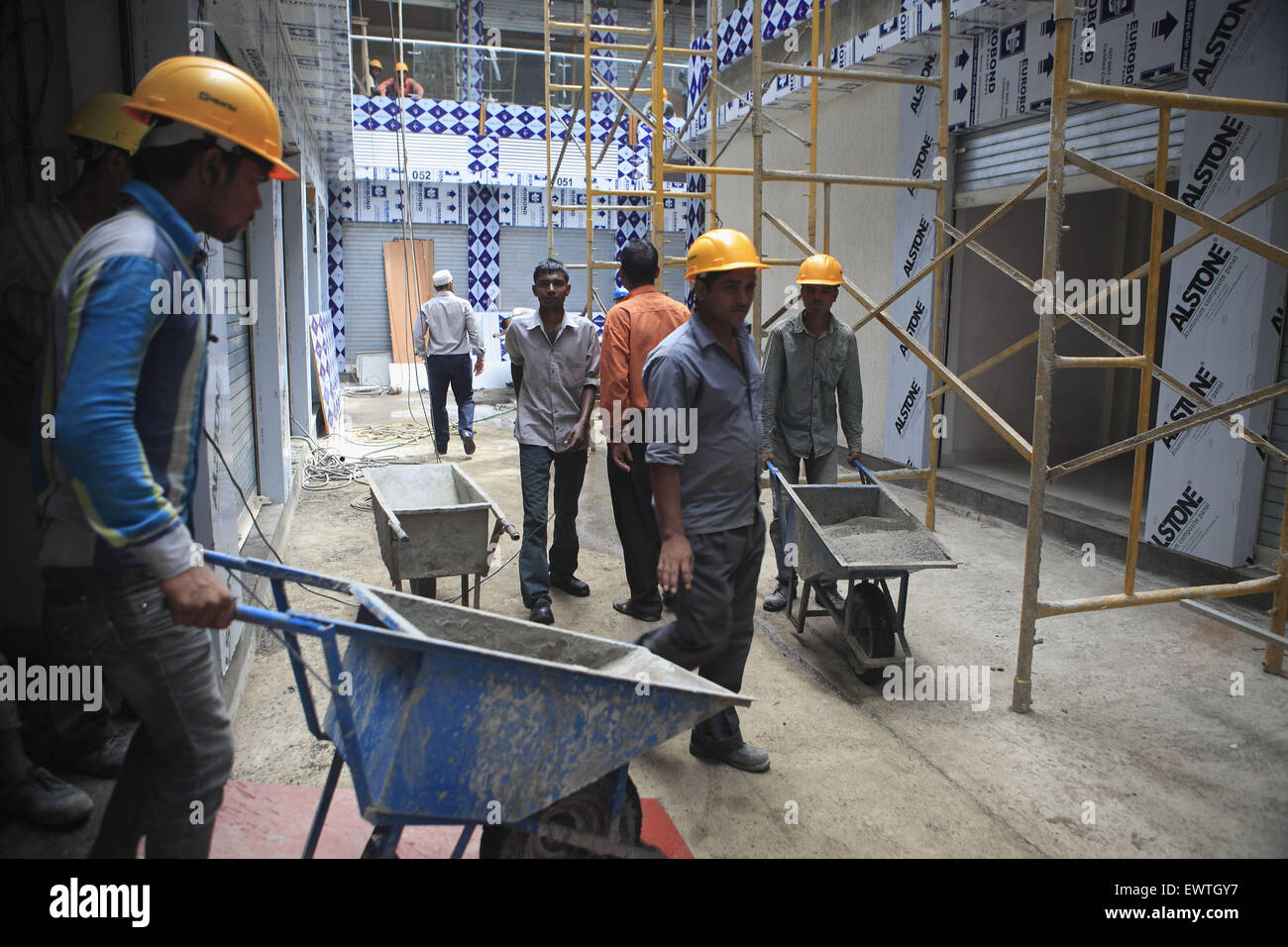 Mumbai, Maharashtra, India. 4th Sep, 2013. 4 Sept. 2013 : Bhendi Bazaar ...