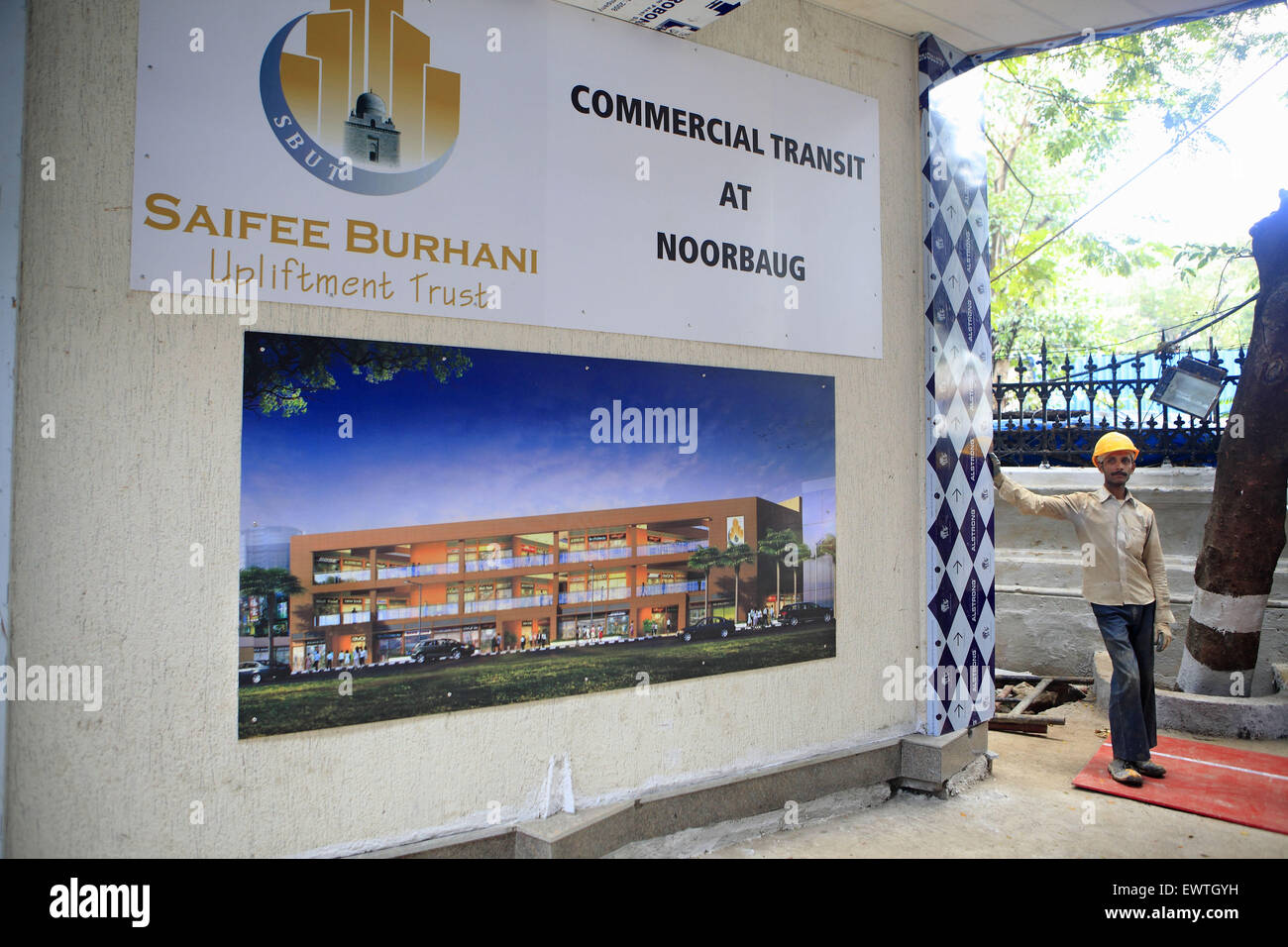 Mumbai, Maharashtra, India. 4th Sep, 2013. 4 Sept. 2013 : Bhendi Bazaar ...