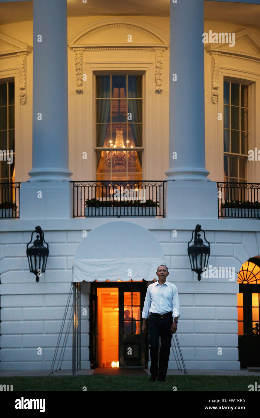President obama walks outside the white house hi-res stock photography ...