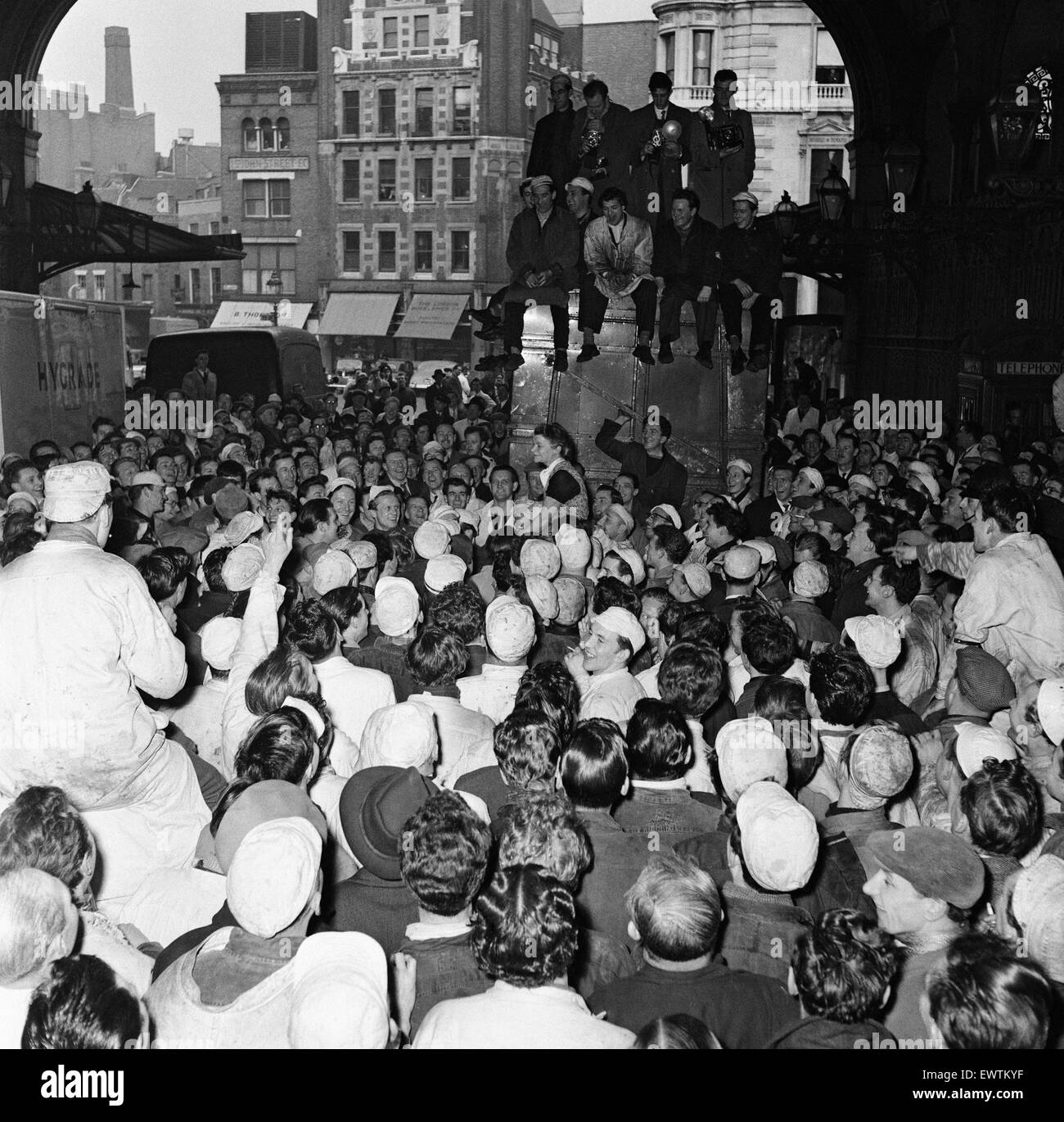 Market london 1950s hi-res stock photography and images - Alamy