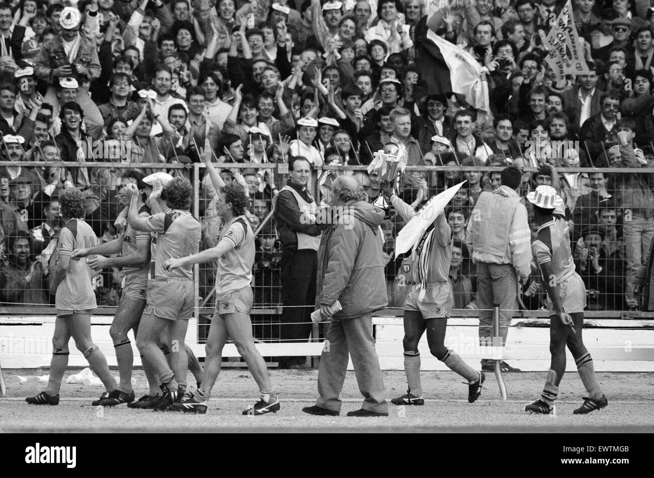 Simod reading hi-res stock photography and images - Alamy