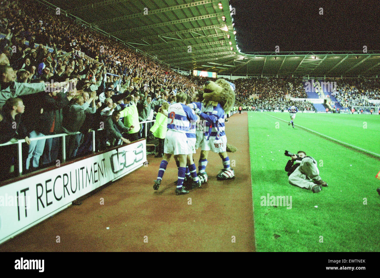 Reading mascot hi-res stock photography and images - Alamy