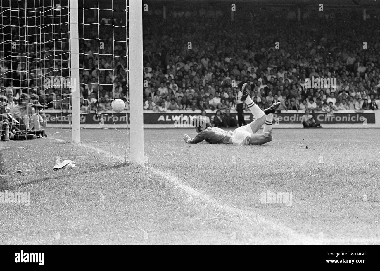 Reading 2-3 Manchester United, Watney Cup match at Elm Park, Saturday ...