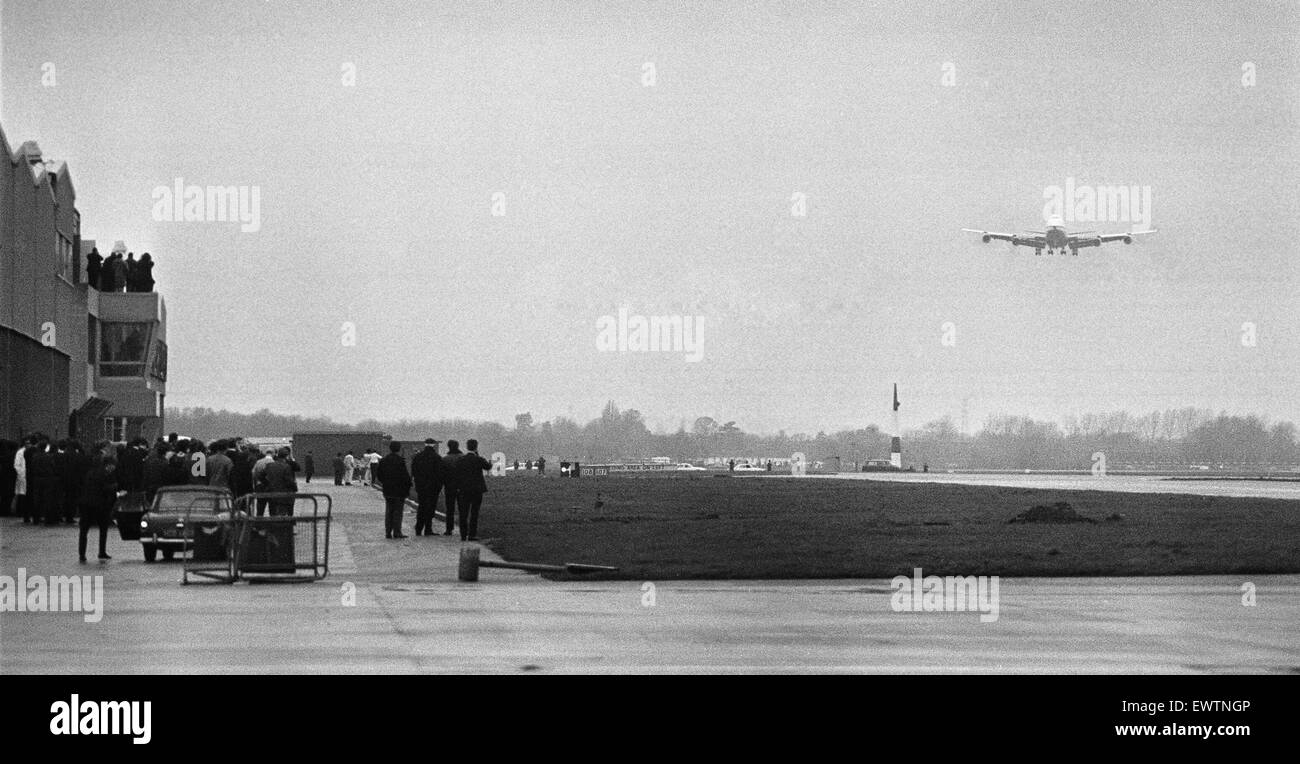 Heathrow apron Black and White Stock Photos & Images - Alamy