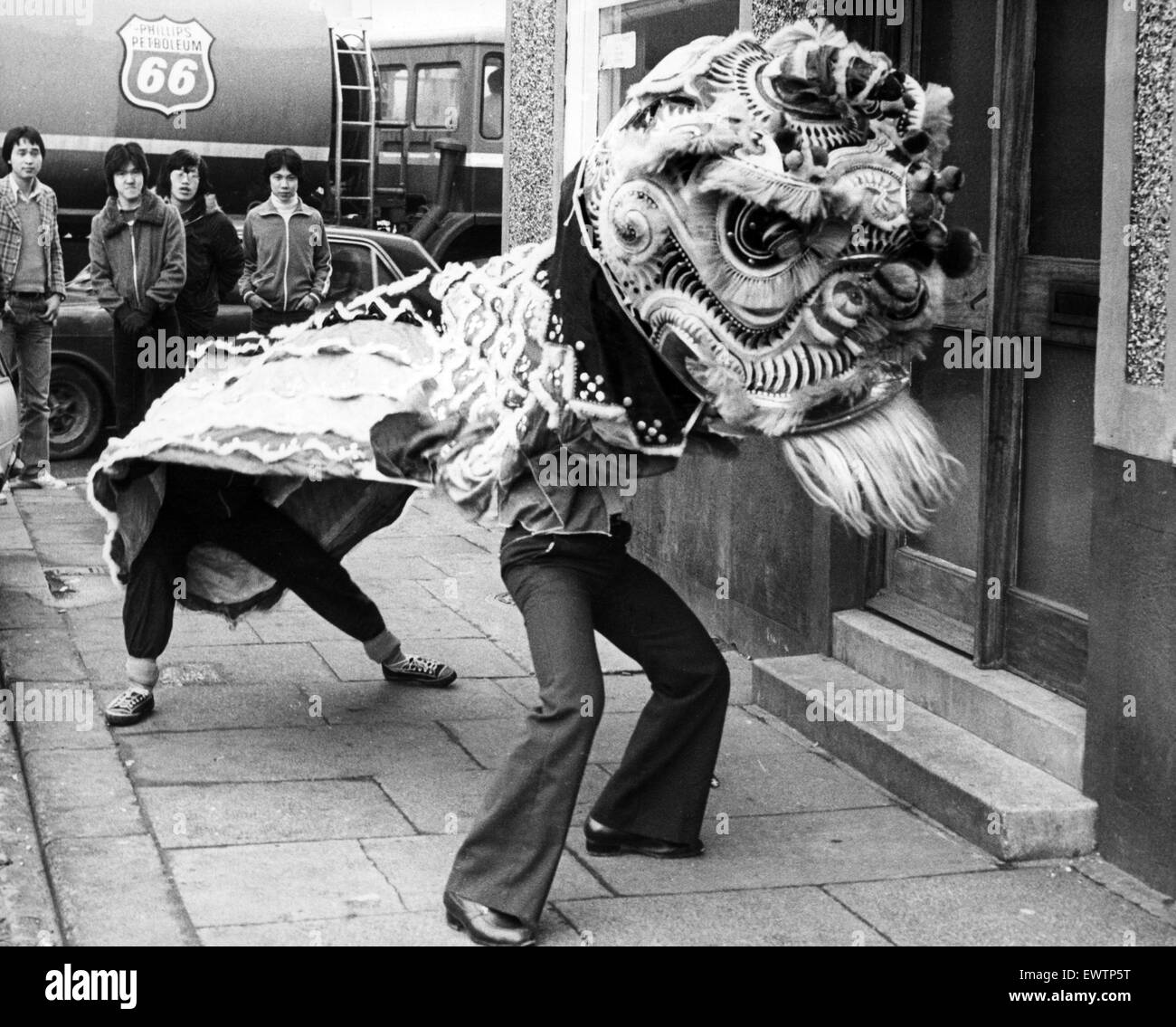 Students from Sunderland Polytechnic danced through the streets of ...