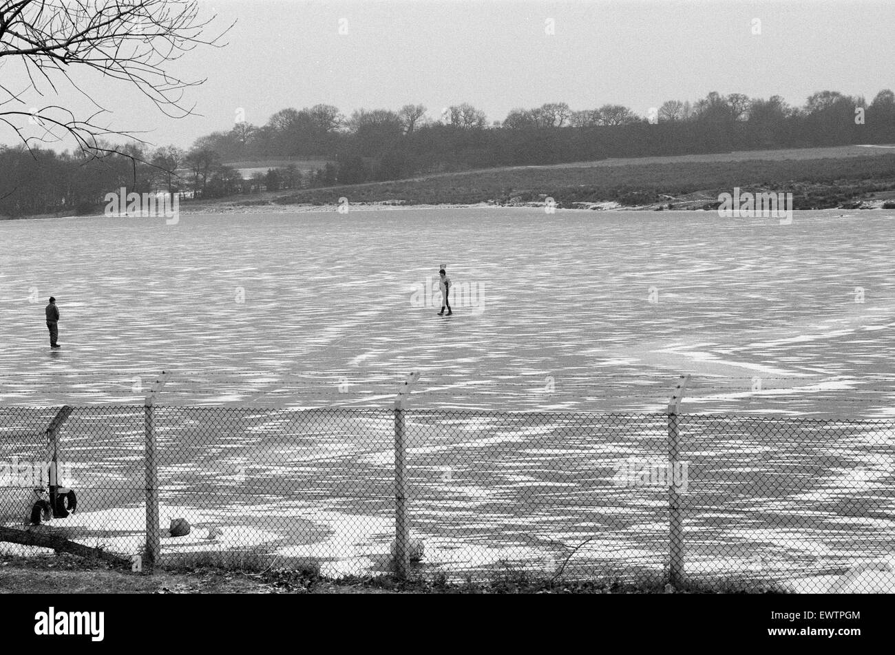 Frozen Park Lake, Birmingham, England, 17th February 1986 Stock Photo ...