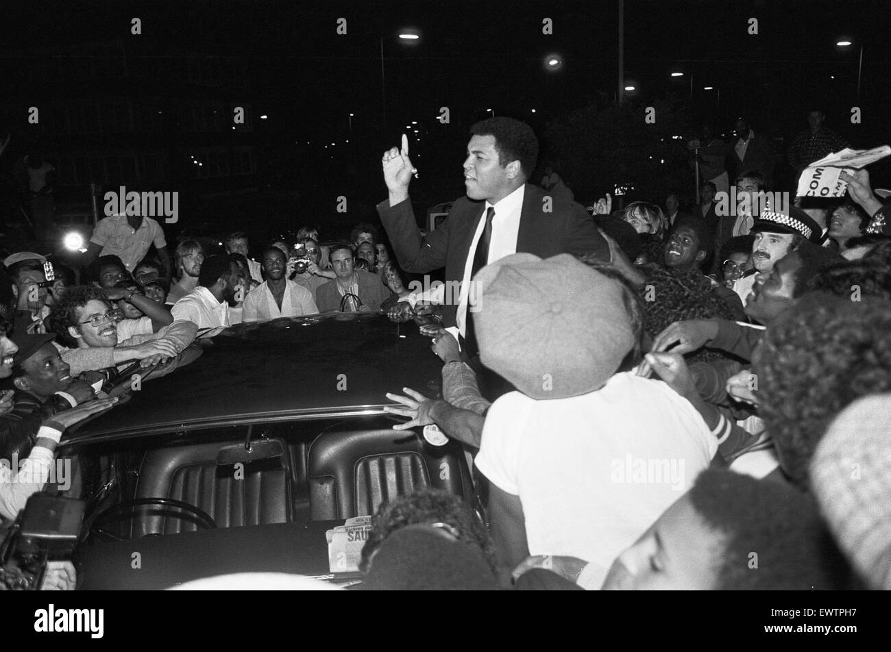 Muhammad Ali speaking to enthusiastic fans in Handsworth Birmingham ...