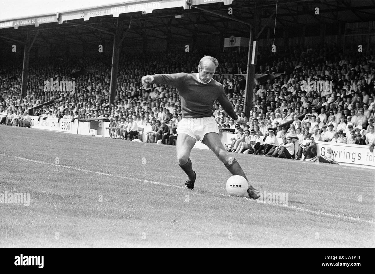 Reading 2-3 Manchester United, Watney Cup match at Elm Park, Saturday ...