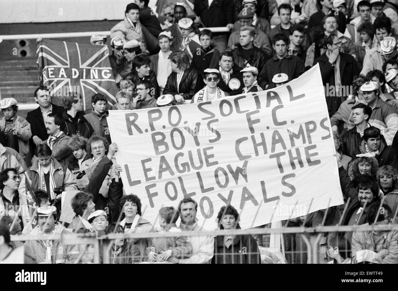 Simod reading hi-res stock photography and images - Alamy