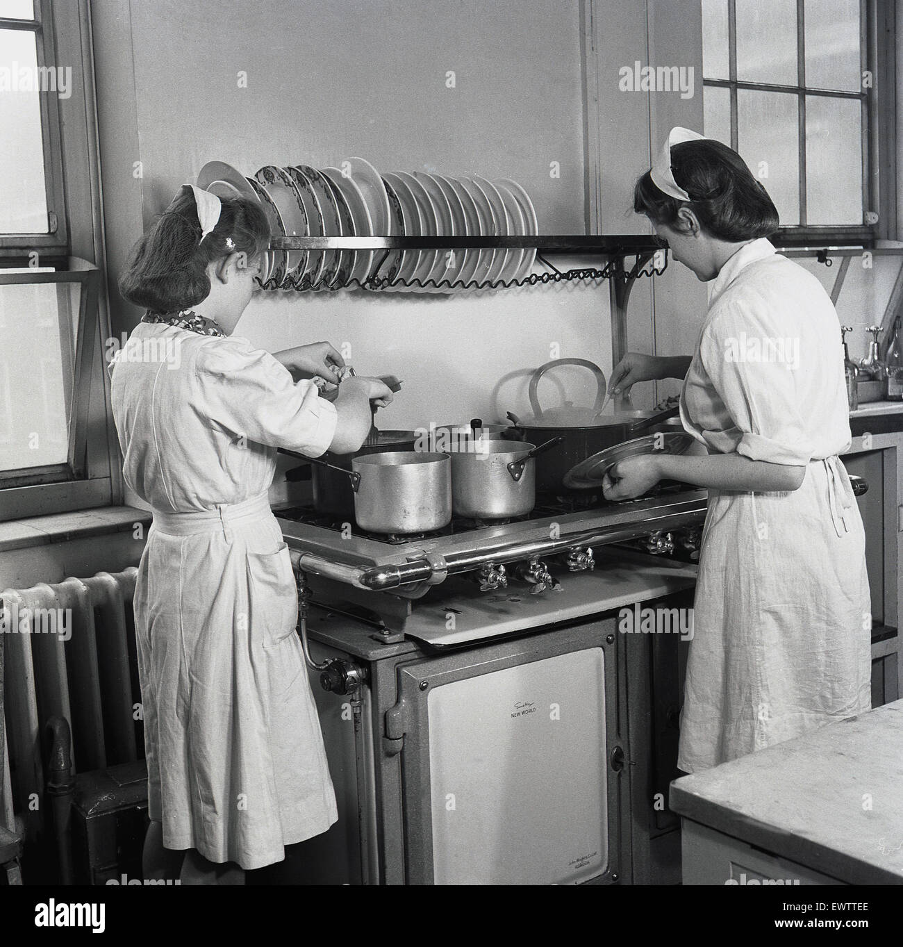 Cooking 1950s hi-res stock photography and images - Alamy