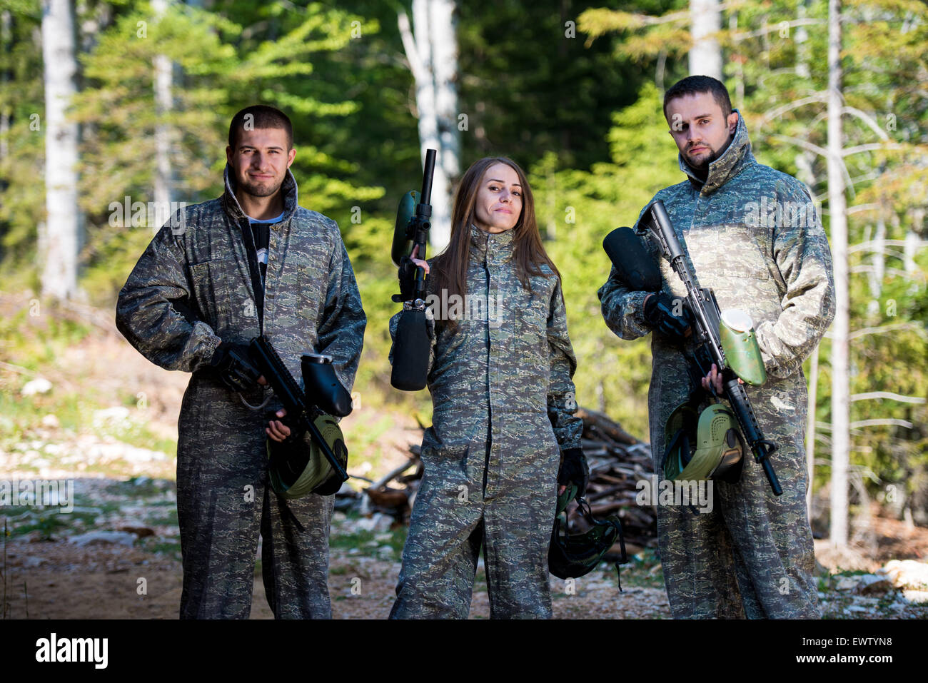 girl and guys paintball players team Stock Photo - Alamy