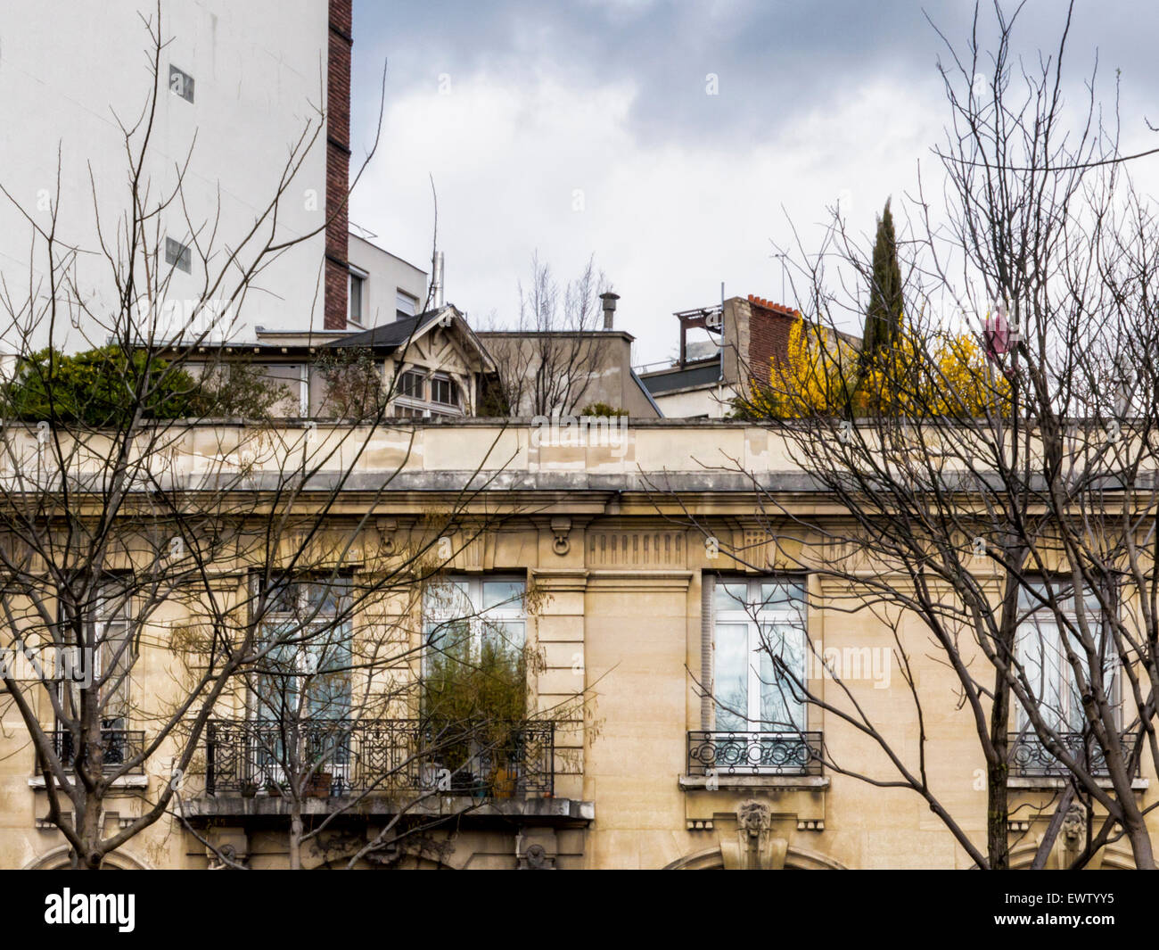 Paris apartment building hi-res stock photography and images - Alamy