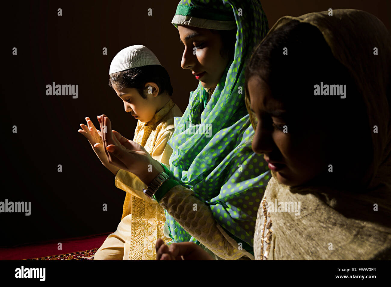 Muslim mother hi-res stock photography and images - Alamy