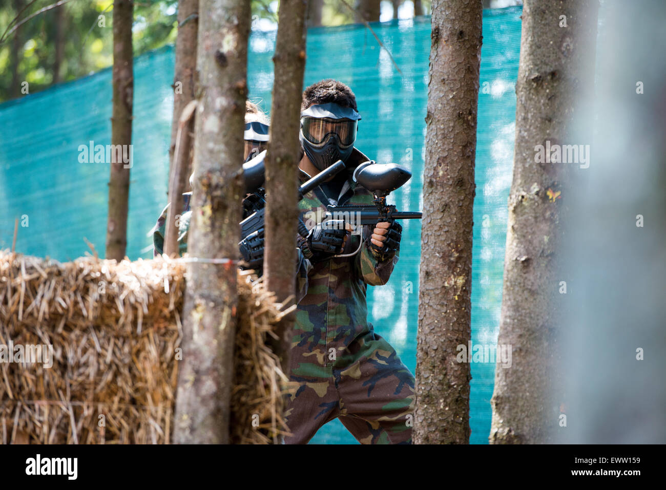 Paintball players running Stock Photo - Alamy