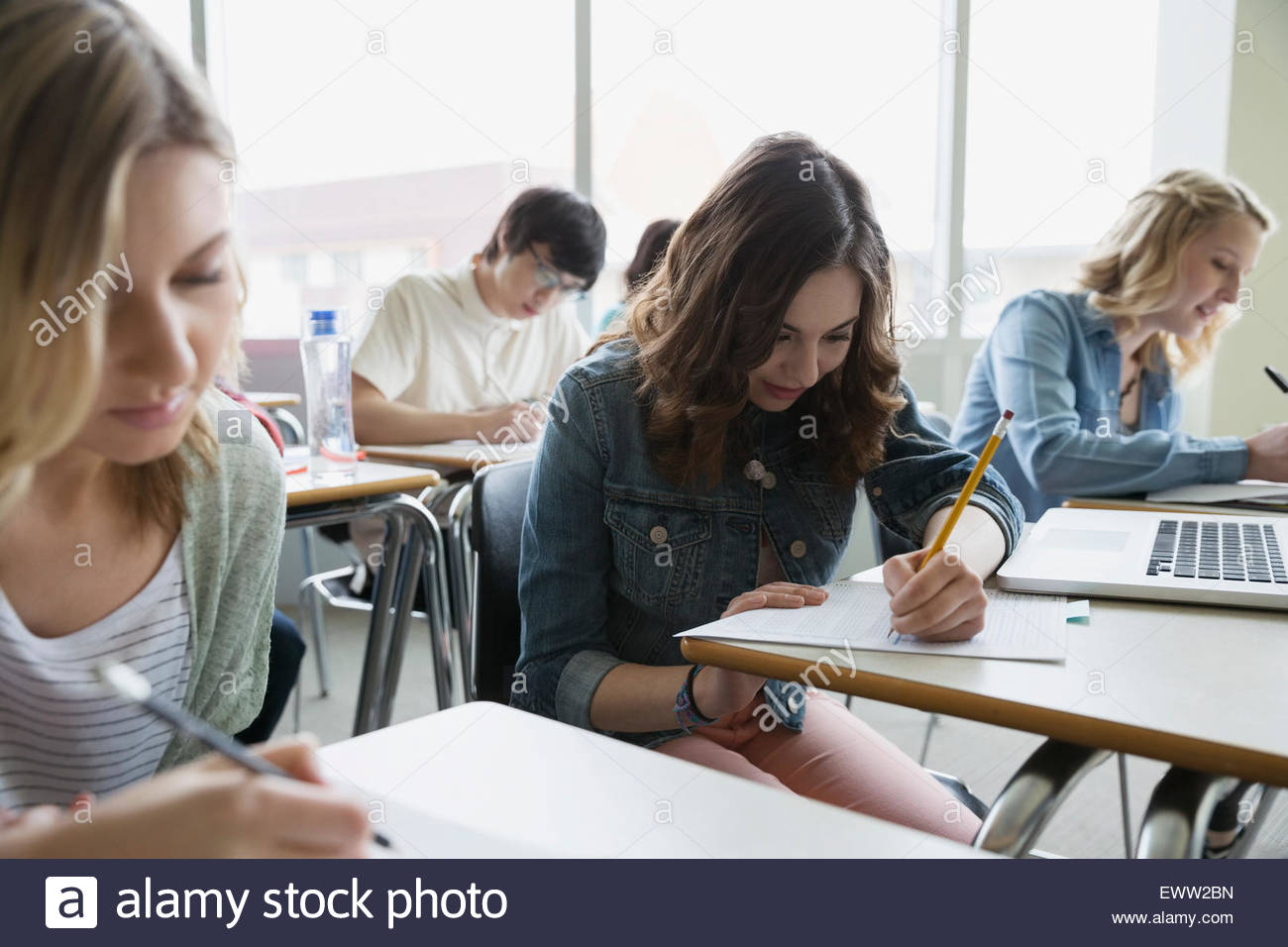 College students classroom exam hi-res stock photography and images - Alamy
