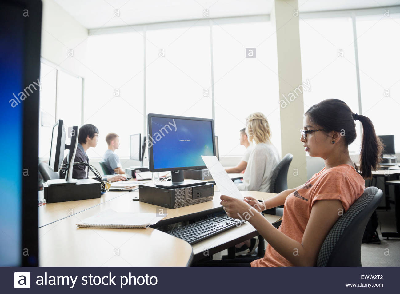 Multi ethnic computer classroom hi-res stock photography and images - Alamy
