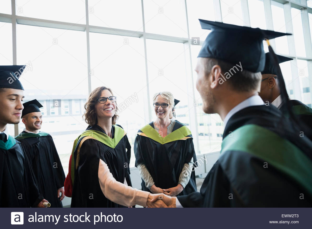 Shaking hands hi-res stock photography and images - Alamy