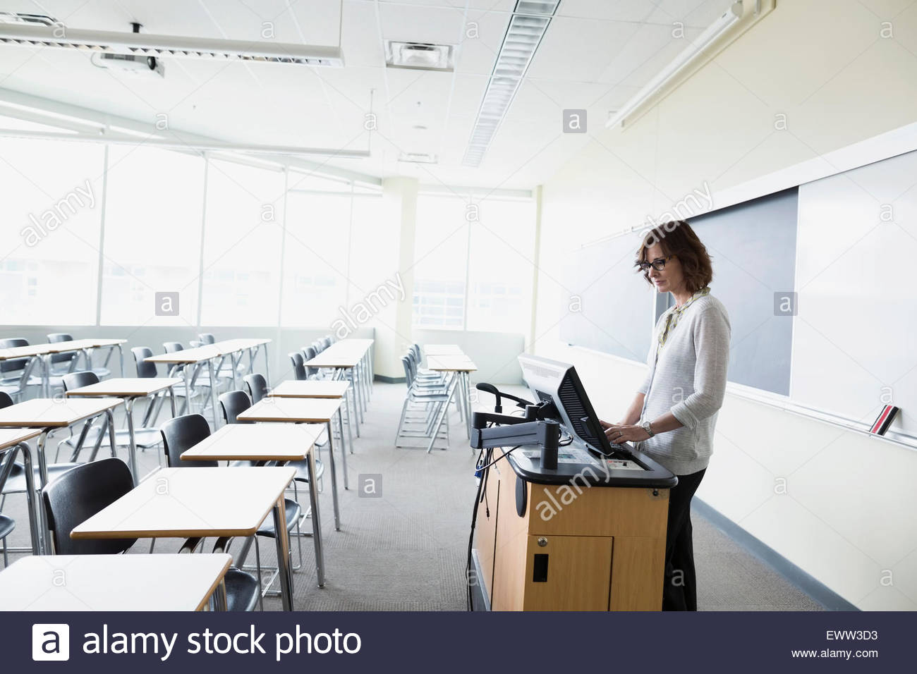 E classroom hi-res stock photography and images - Alamy