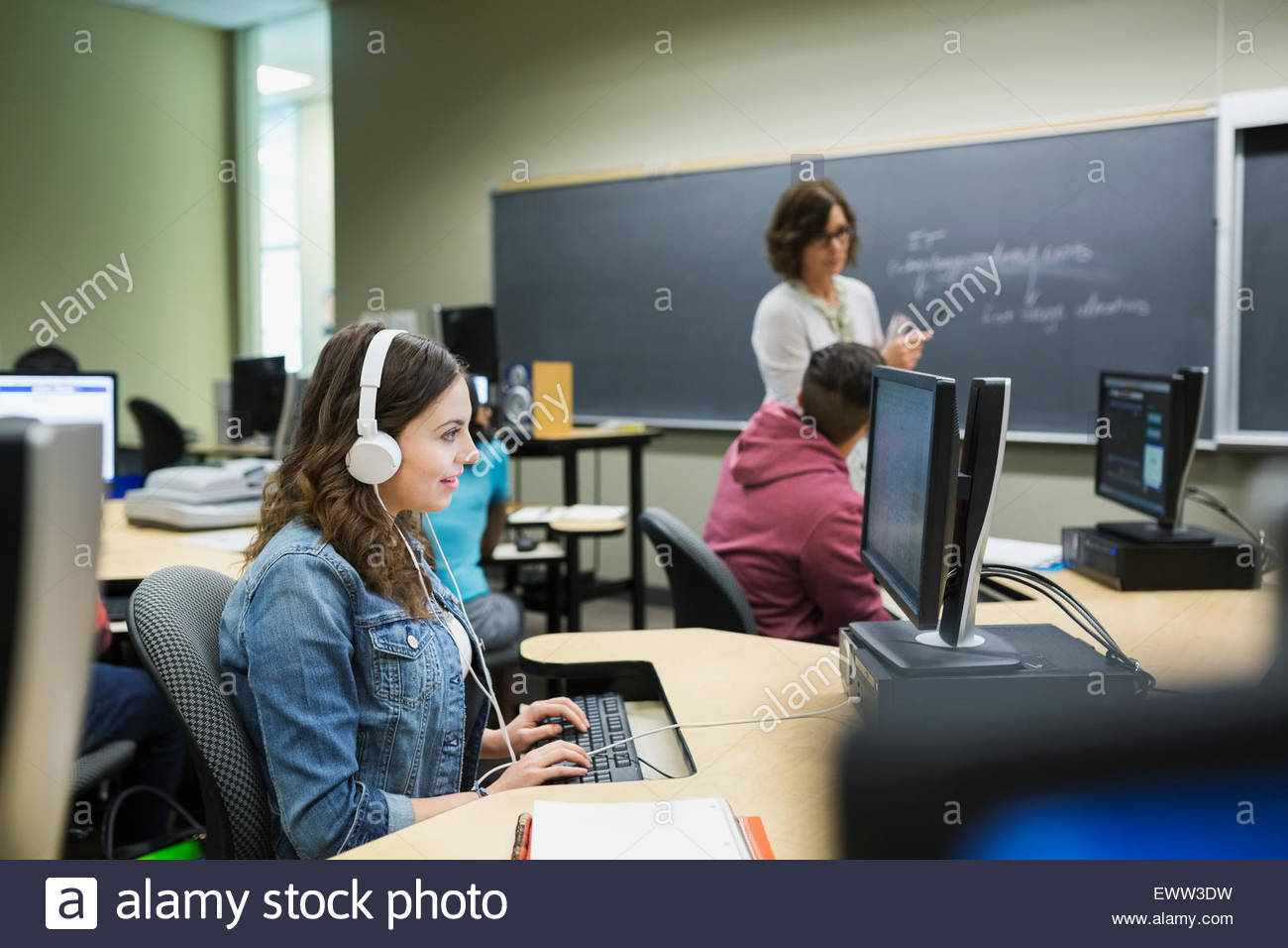 Student headphones computer hi-res stock photography and images - Alamy