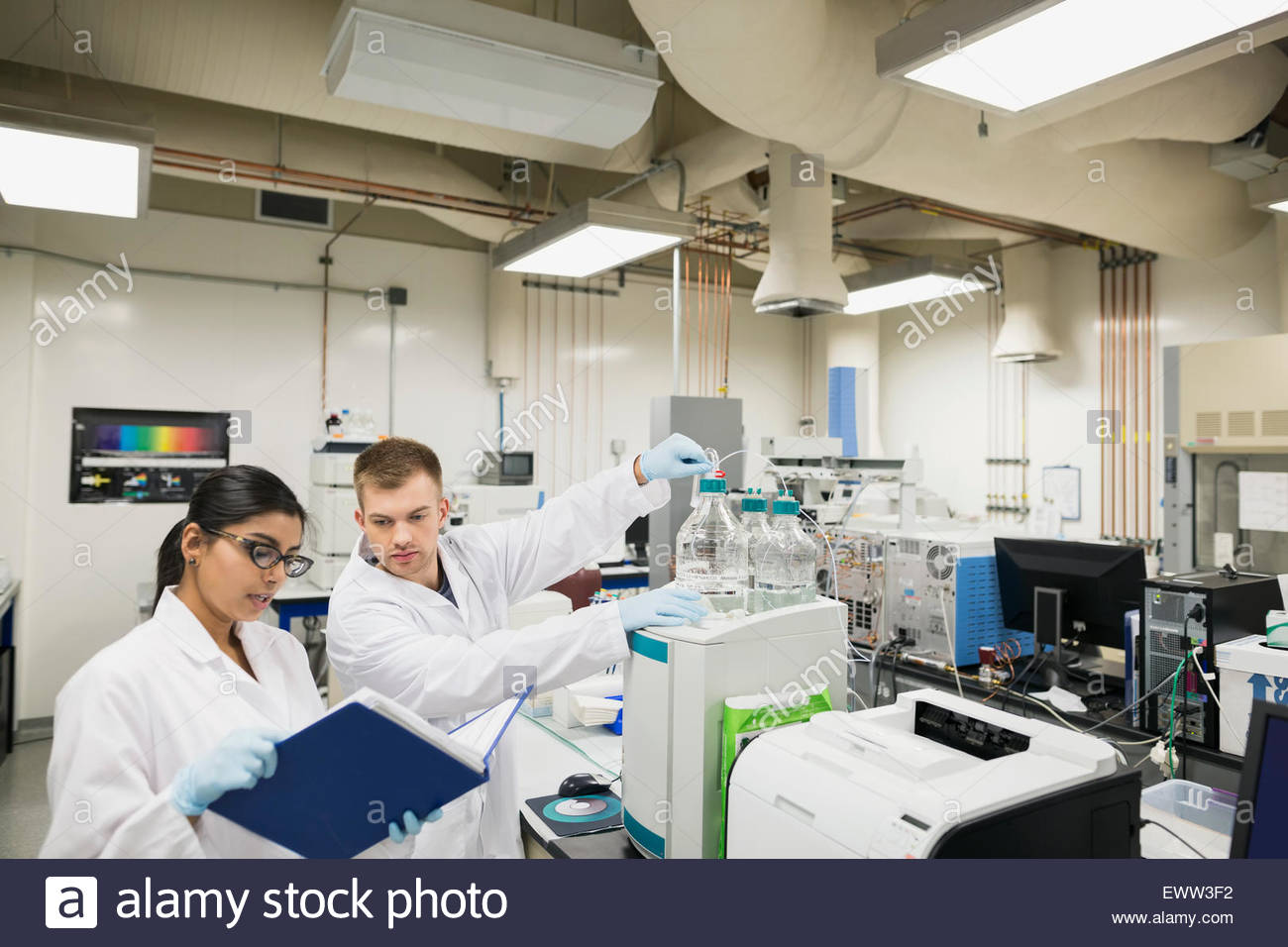 Lab scientists hi-res stock photography and images - Alamy