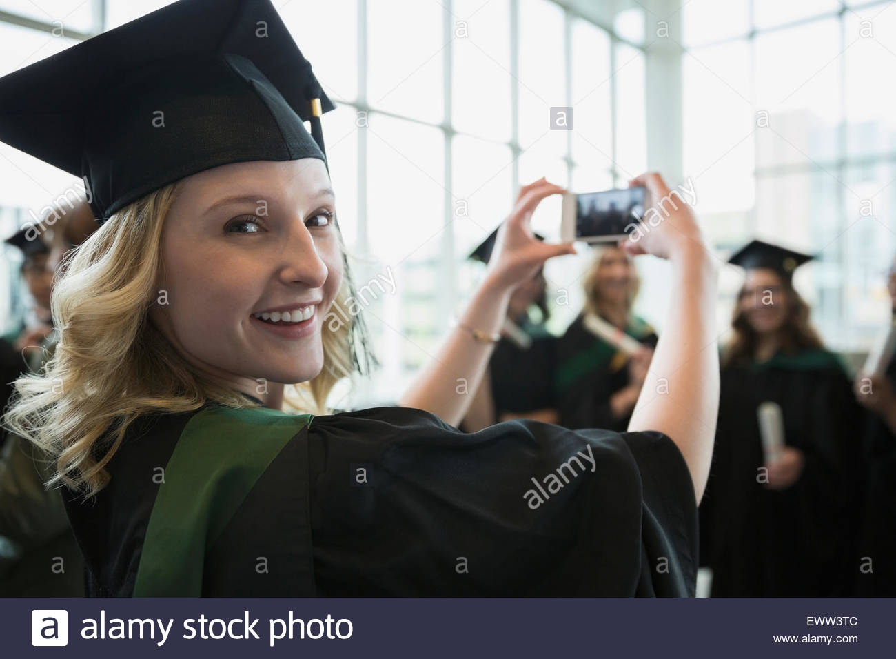 College graduation friends smiling hi-res stock photography and images ...